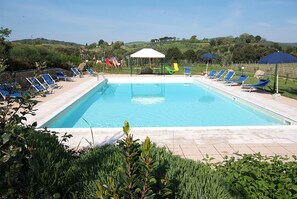 Piscina exterior, guarda-sóis, espreguiçadeiras 