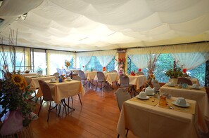 Pequeno-almoço preparado no momento diário (10 EUR por pessoa) 