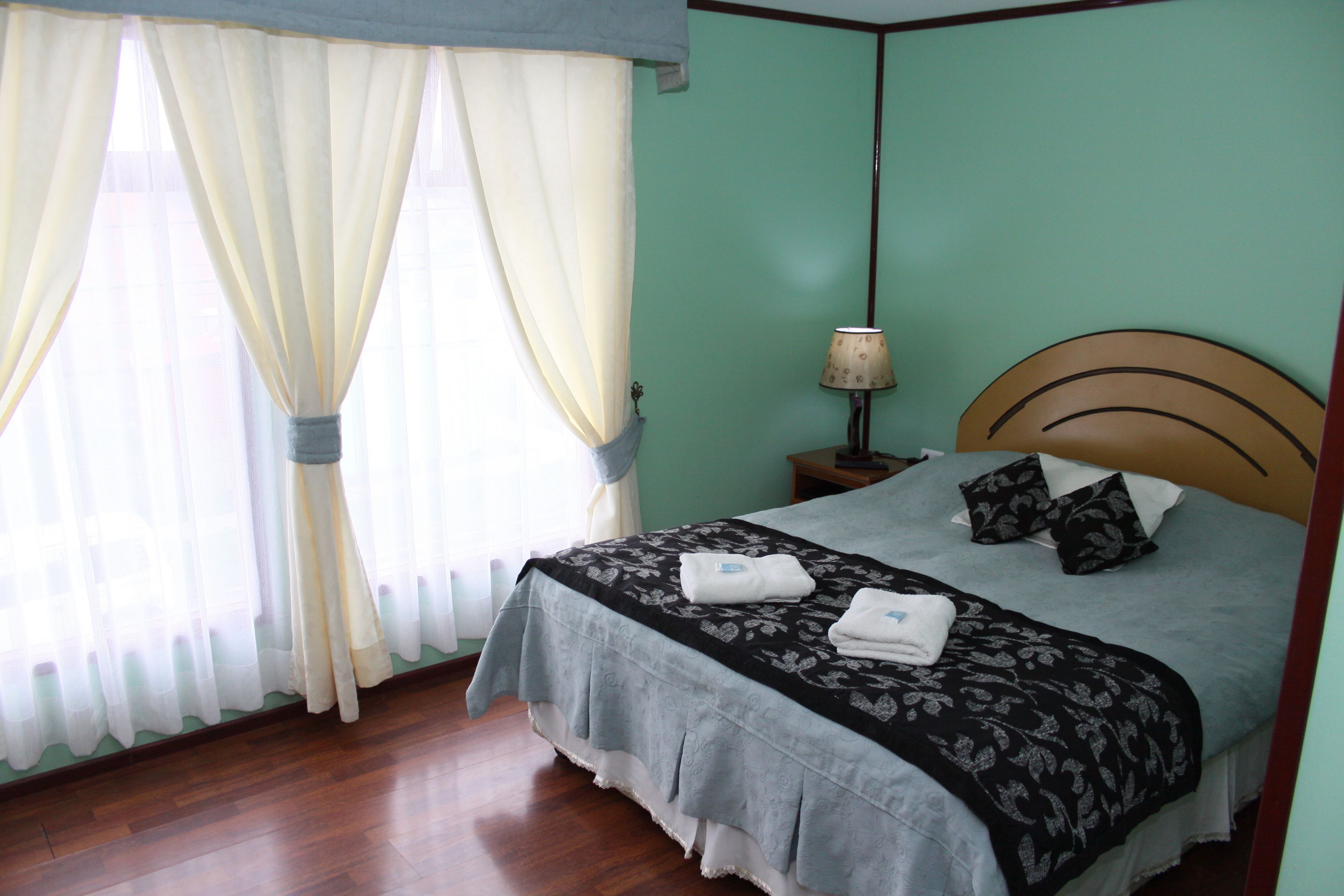 Roupas de cama premium, camas Tempur-Pedic, cofres nos quartos