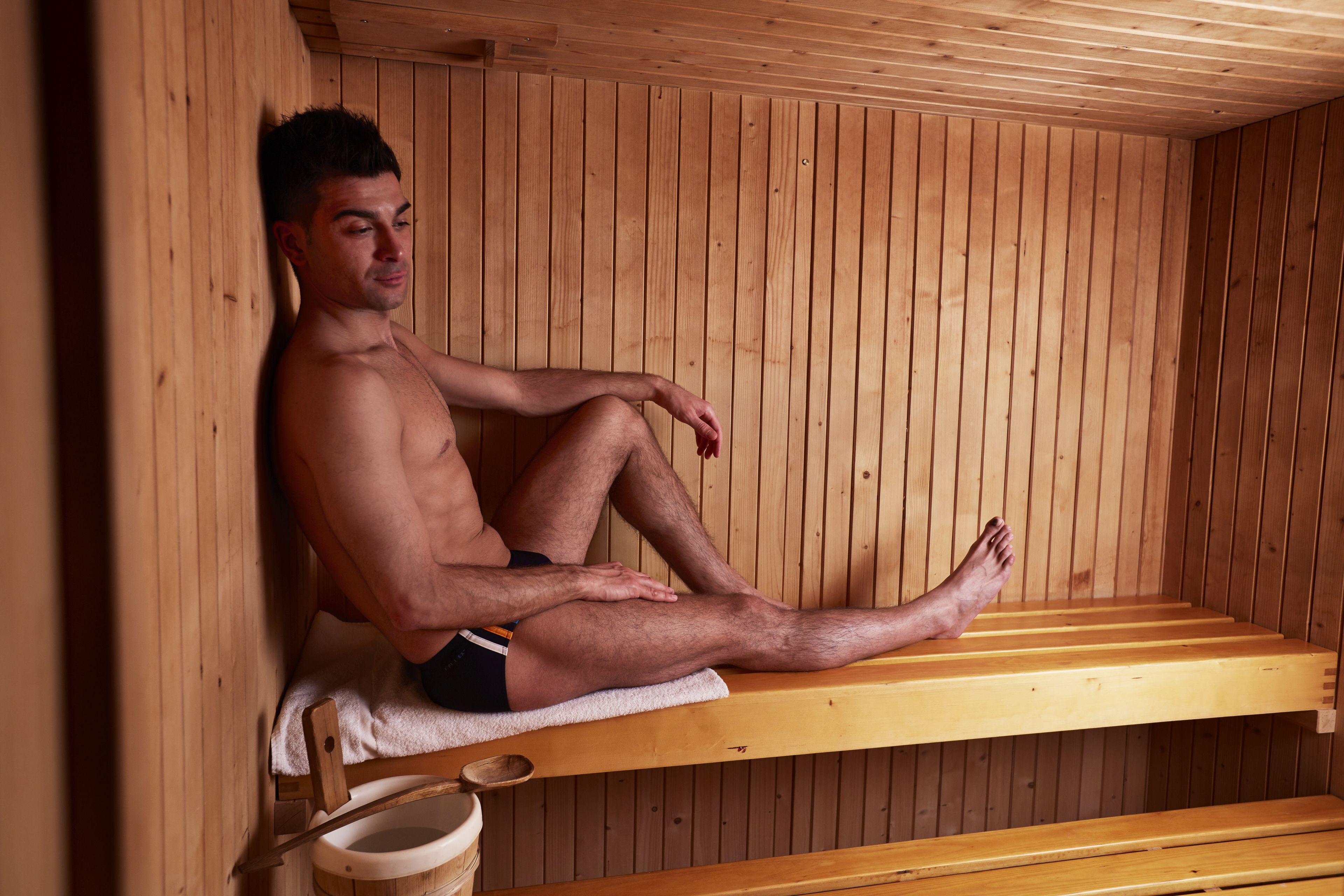Uma sauna com bancos e parede de madeira.