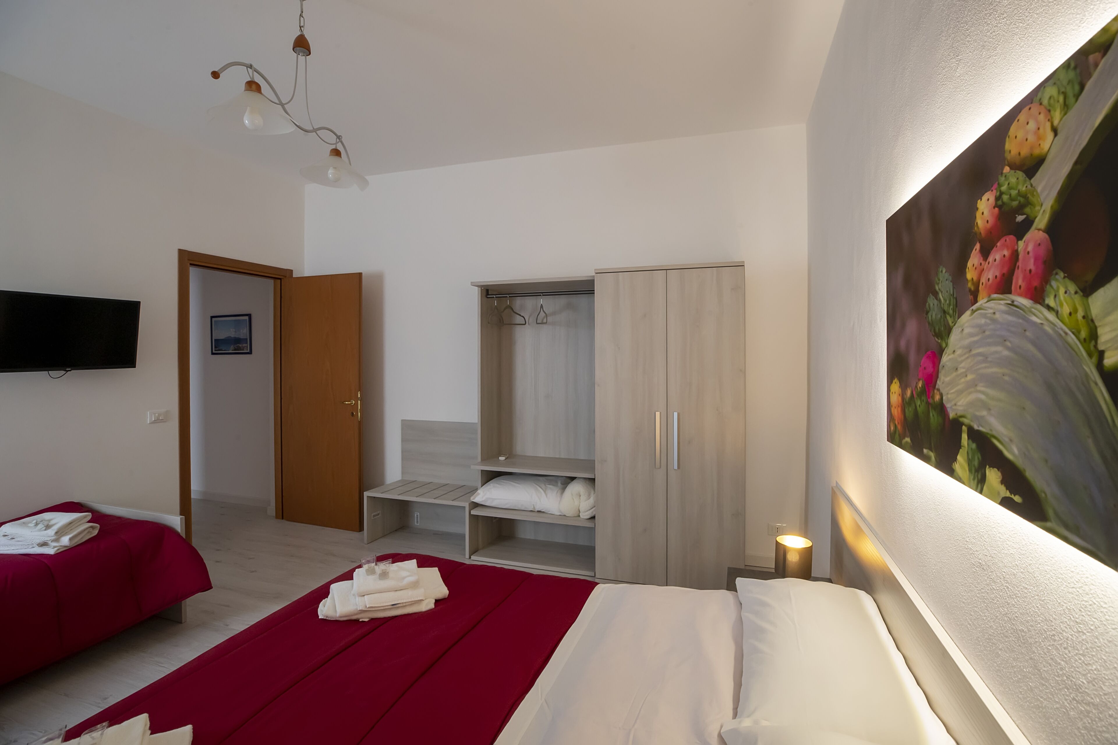 Apartamento conforto, 2 quartos (4 people) | Frigobar, cofres nos quartos, escrivaninha