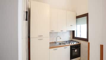 Apartamento, 2 quartos (4 people) | Cozinha privada | Um frigorífico, uma placa de cozinha, uma cafeteira/bule