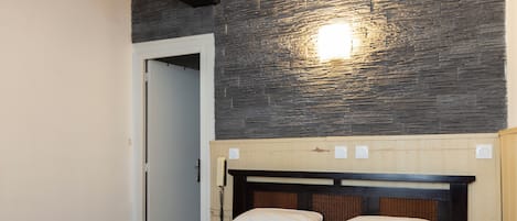 Quarto Duplo, casa de banho privativa | Roupa de alta qualidade, cofre no quarto, secretária