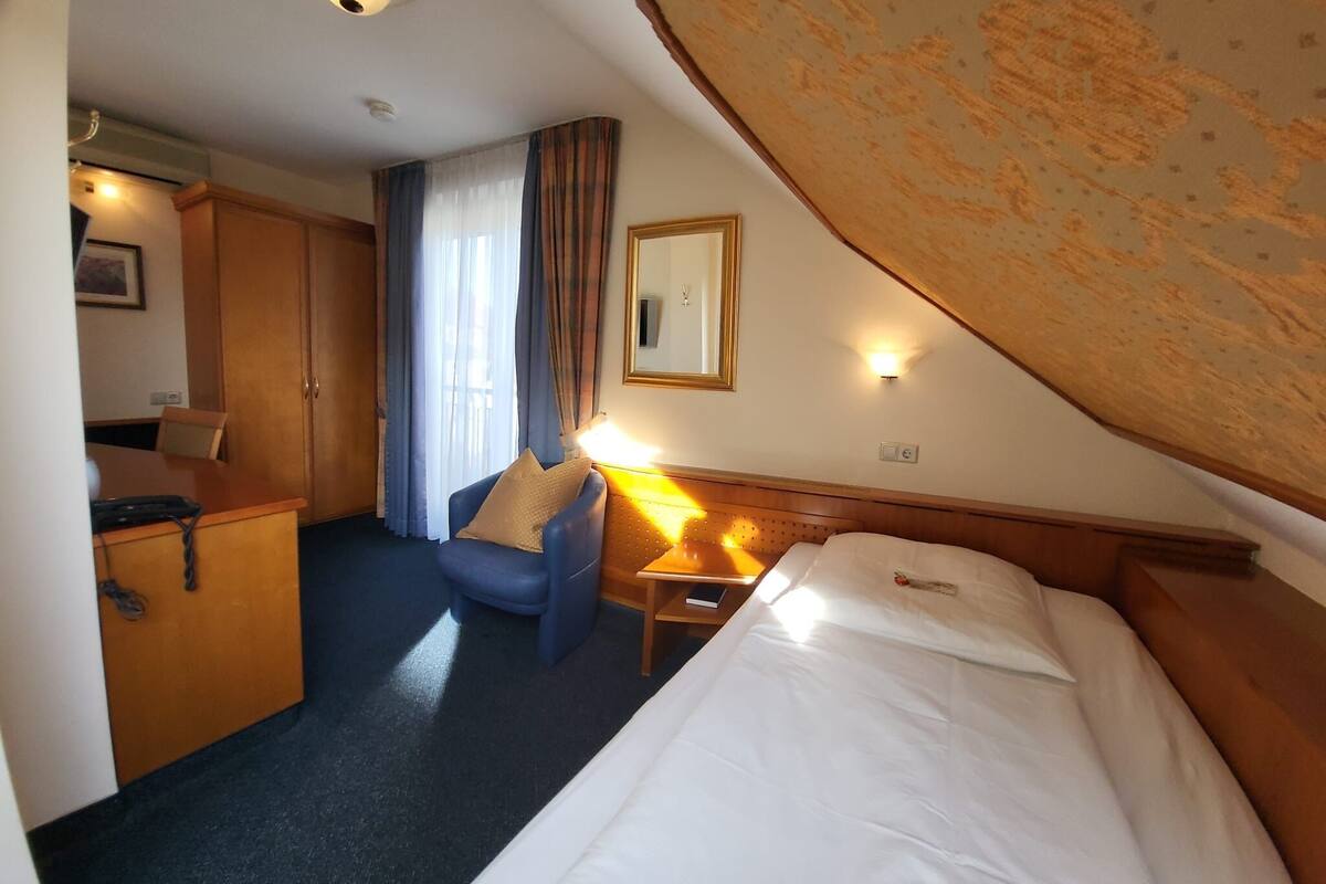 Einzelzimmer Komfort Dach | 1 quarto, roupa de alta qualidade, minibar, cofre no quarto