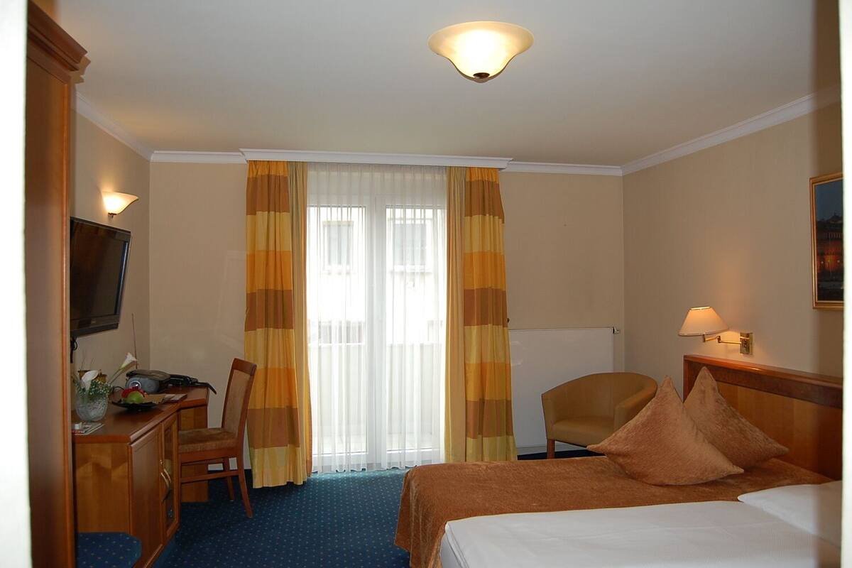 Doppelzimmer Komfort mit Whirlpool und Balkon | 1 quarto, roupa de alta qualidade, minibar, cofre no quarto