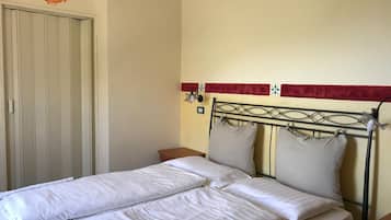 2 quartos, individualmente decorados, individualmente mobiliados