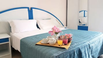 Quarto casal standard | Frigobar, cofres nos quartos, escrivaninha