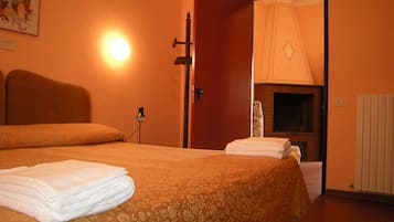 Quarto casal | Escrivaninha, camas extras/dobráveis, Wi-Fi de cortesia, roupa de cama