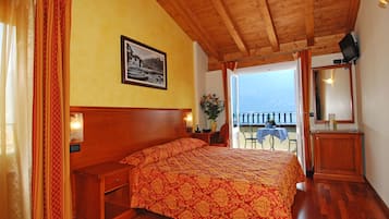 Quarto casal superior, vista para o lago | Frigobar, cofres nos quartos, berços (sobretaxa), Wi-Fi de cortesia