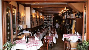 Culinária internacional, restaurante ao ar livre