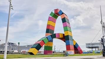 Uma estrutura em arco colorida feita de contêineres de transporte empilhados.