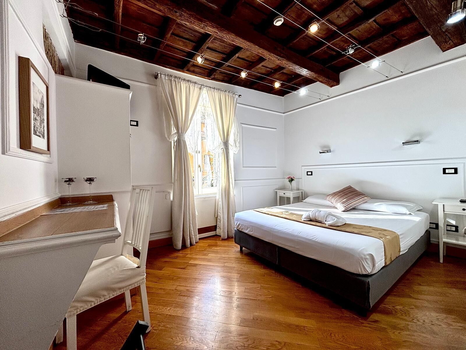 Quarto casal | Frigobar, cofres nos quartos, escrivaninha