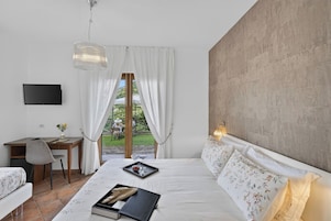 Quarto Triplo | Roupa de alta qualidade, secretária, berços/camas para crianças