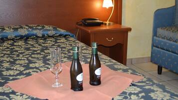 Minibar, cofre no quarto, secretária, quartos insonorizados