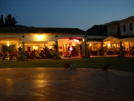 Fachada do alojamento (tarde/noite)