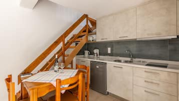 Quarto standard | Cozinha privada | Geladeira grande, cooktop, cafeteira/chaleira, chaleira elétrica
