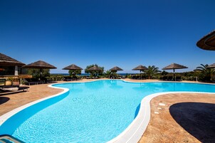 Piscina externa sazonal, guarda-sóis, espreguiçadeiras