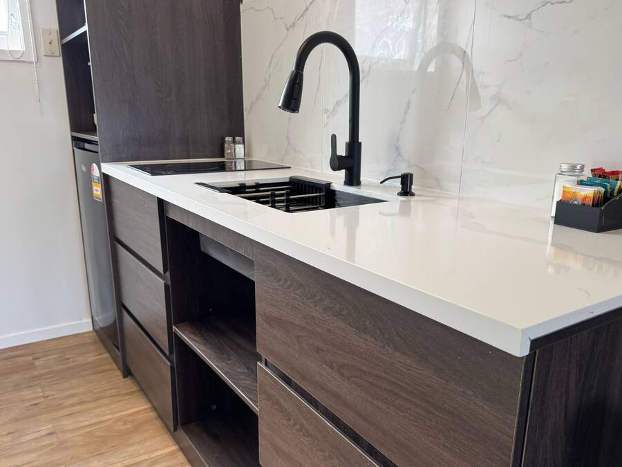 Um frigorífico, um micro-ondas, uma placa de cozinha