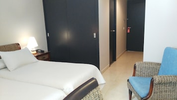 Quarto Duplo, 2 camas individuais | Cofre no quarto, quartos insonorizados, ferro/tábua de engomar