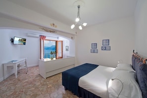Quarto Superior, vista para o mar | Minibar, cofre no quarto, ferro/tábua de engomar, Wi-fi grátis 