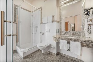 Quarto Duplo | Casa de banho | Um secador de cabelo, toalhas fornecidas 
