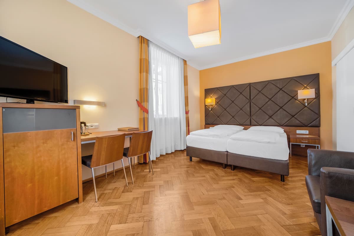 Suite, 2 quartos | Cofre no quarto, com mobília individualizada, secretária