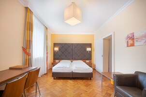 Suite, 2 quartos | Cofre no quarto, com mobília individualizada, secretária 