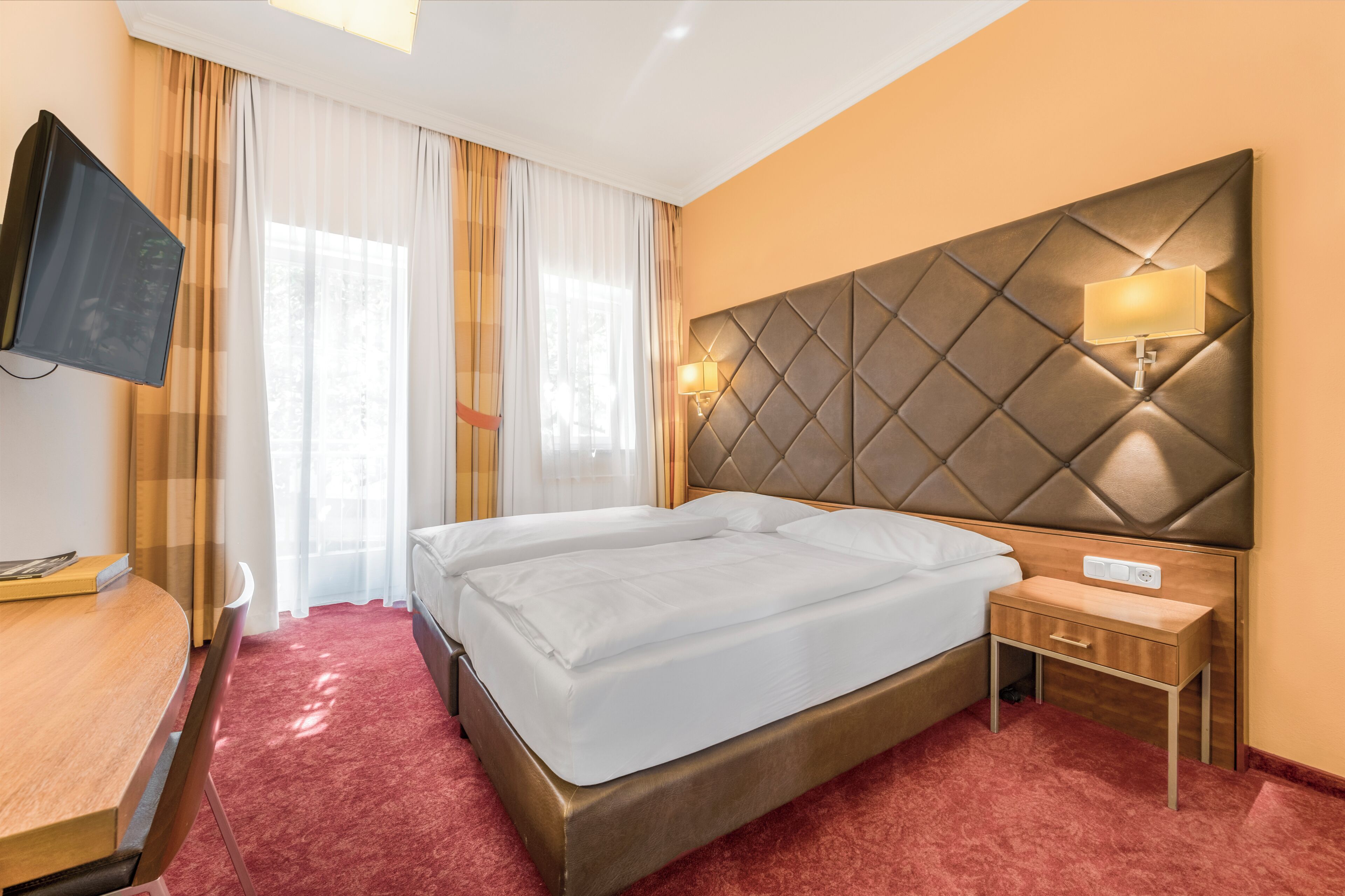 Quarto Duplo | Cofre no quarto, com mobília individualizada, secretária 