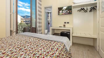 Quarto casal clássico, sacada, vista para a cidade | Roupas de cama premium, camas com colchões pillow-top, frigobar