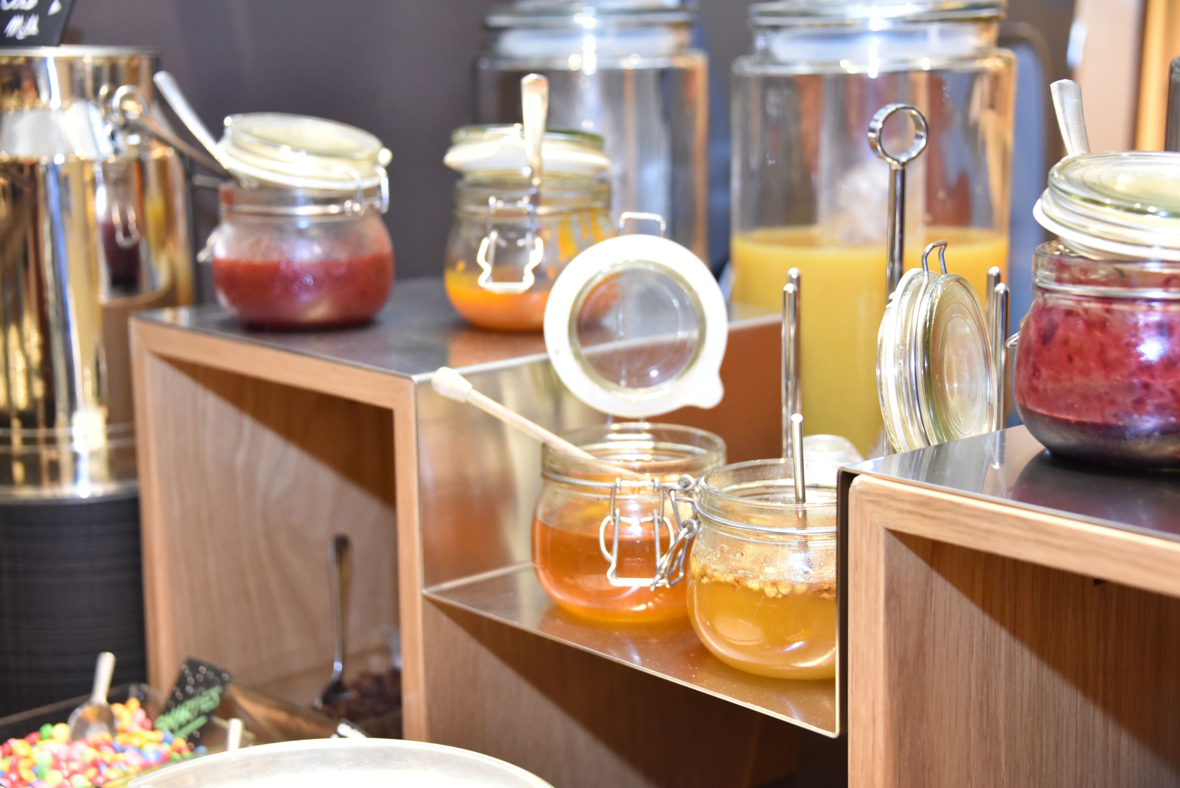 Uma área de buffet com diversos alimentos e acompanhamentos.