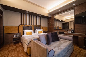 Quarto Triplo Comfort | Cofre com capacidade para portátil, secretária 