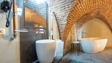 Suite | Casa de banho | Um polibã, um chuveiro fixo, artigos de higiene pessoal grátis