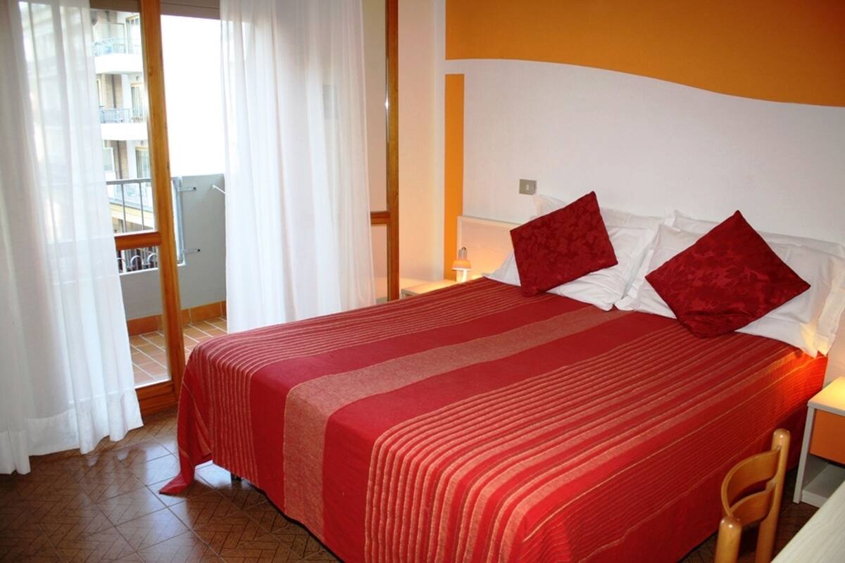 Quarto Duplo Comfort | Cofre no quarto, cortinas/cortinados opacos, ferro/tábua de engomar
