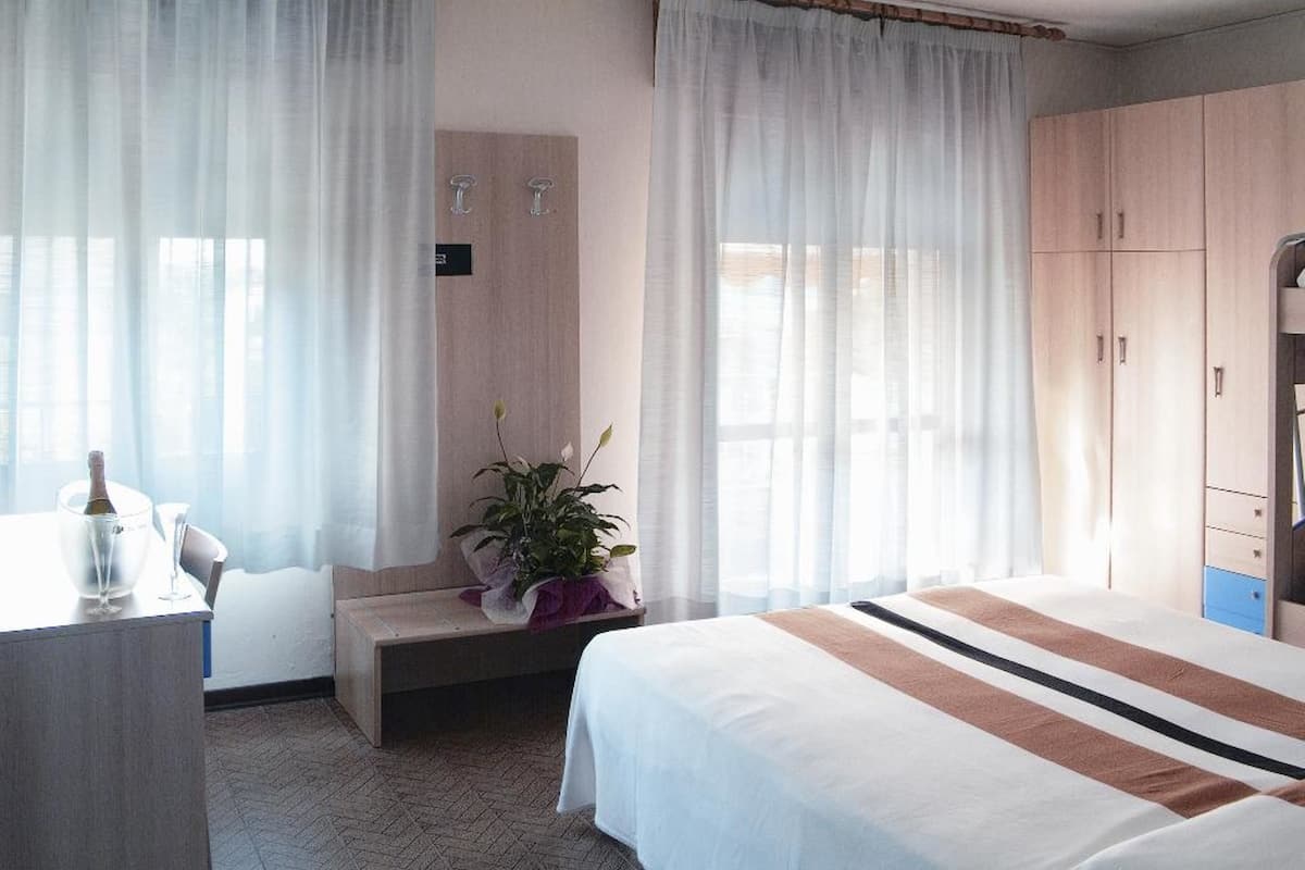 Quarto Quádruplo | Cofre no quarto, cortinas/cortinados opacos, ferro/tábua de engomar