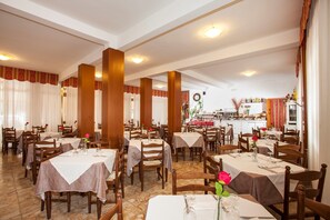 Almoços e jantares servidos, incluindo cozinha à base de marisco 