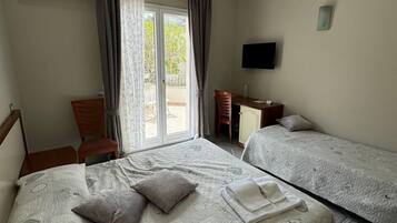 Quarto triplo | Cofres nos quartos, escrivaninha, quartos à prova de som