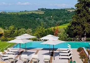 Piscina exterior sazonal, guarda-sóis, espreguiçadeiras