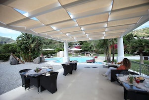 Bar à beira da piscina