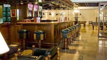 2 bares/lounges, 2 bares ao lado da piscina