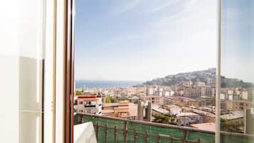 Quarto Triplo Panorâmico, várias camas, vista para o mar | Varanda