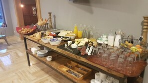 Pequeno-almoço tipo buffet diário mediante uma taxa 