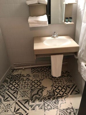 Quarto Duplo Económico, 2 camas individuais | Casa de banho | Artigos de higiene pessoal grátis, um secador de cabelo 