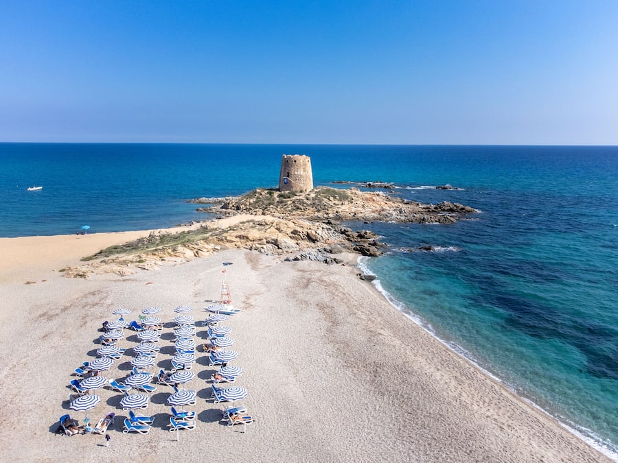 Na praia, espreguiçadeiras, guarda-sóis de praia