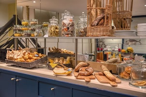 Pequeno-almoço tipo buffet diário mediante uma taxa