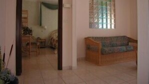 Minibar, cofre no quarto, secretária, ferro/tábua de engomar 