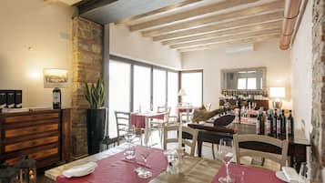 Pequenos-almoços, almoços, jantares servidos, cozinha italiana