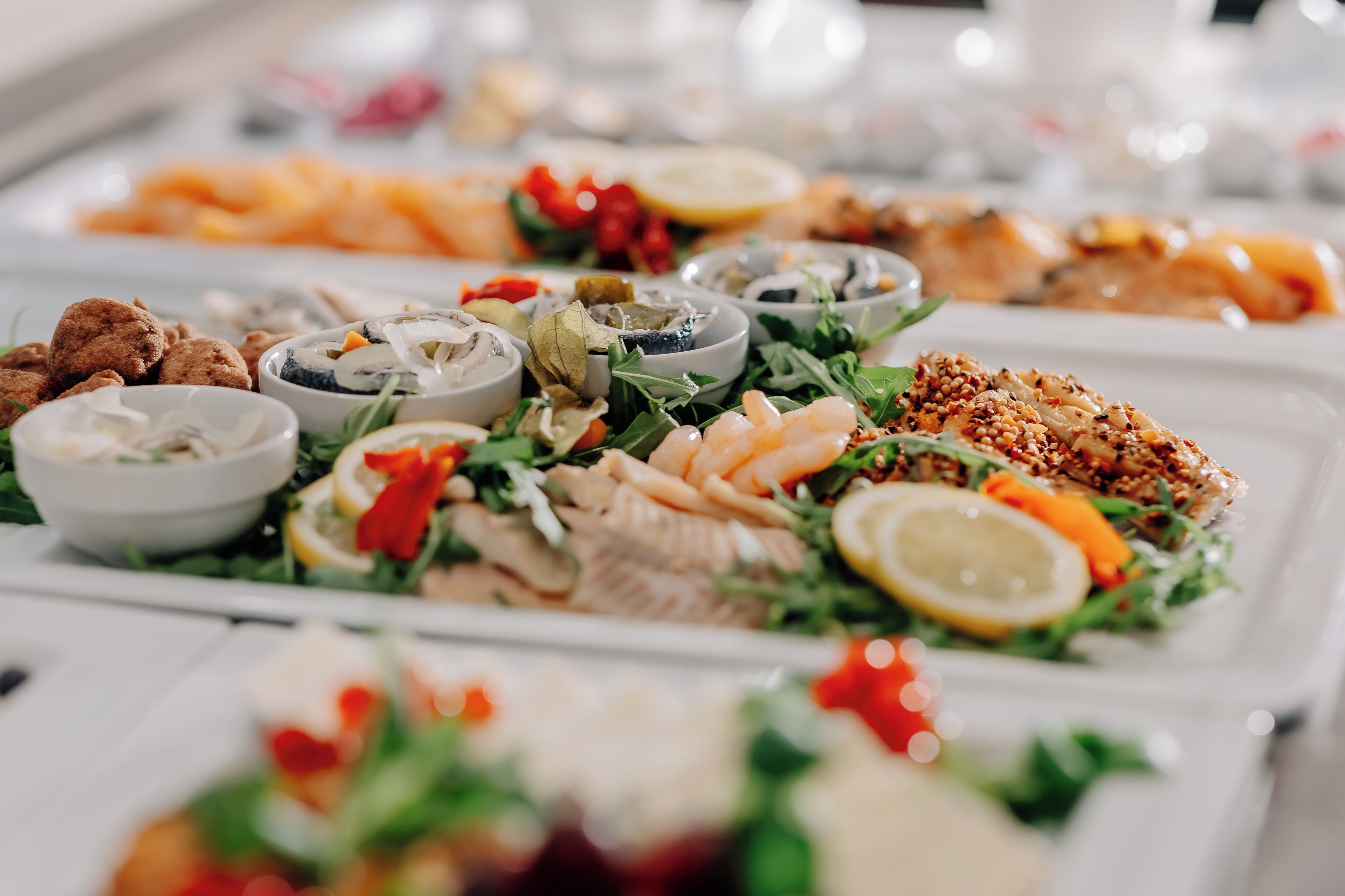 Buffet com diversos pratos, incluindo frutos do mar, saladas e pão.