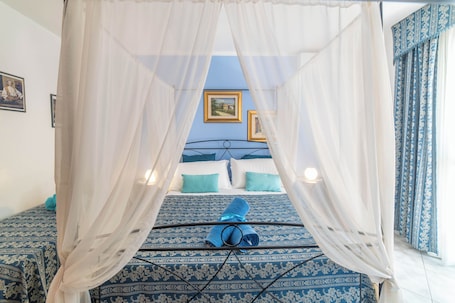 Edredões de penas, cofre no quarto, secretária, ferro/tábua de engomar . B&B Rita e Renzo