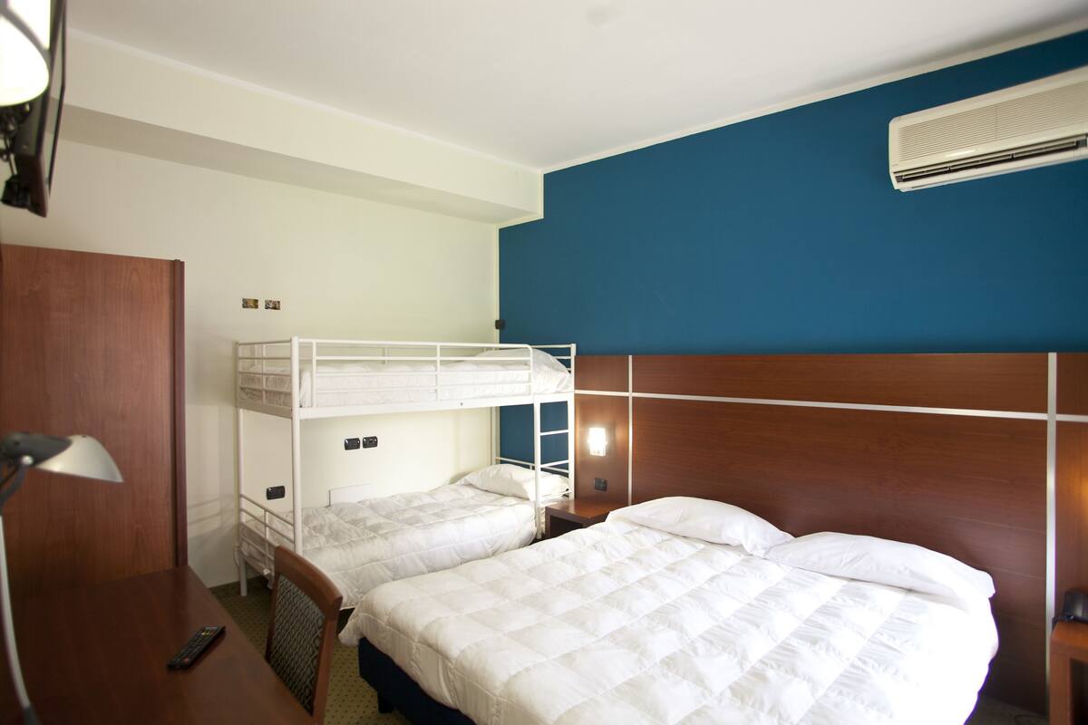 Quarto família | Frigobar, cofres nos quartos, escrivaninha