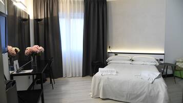 Cofres nos quartos, escrivaninha, cortinas blackout
